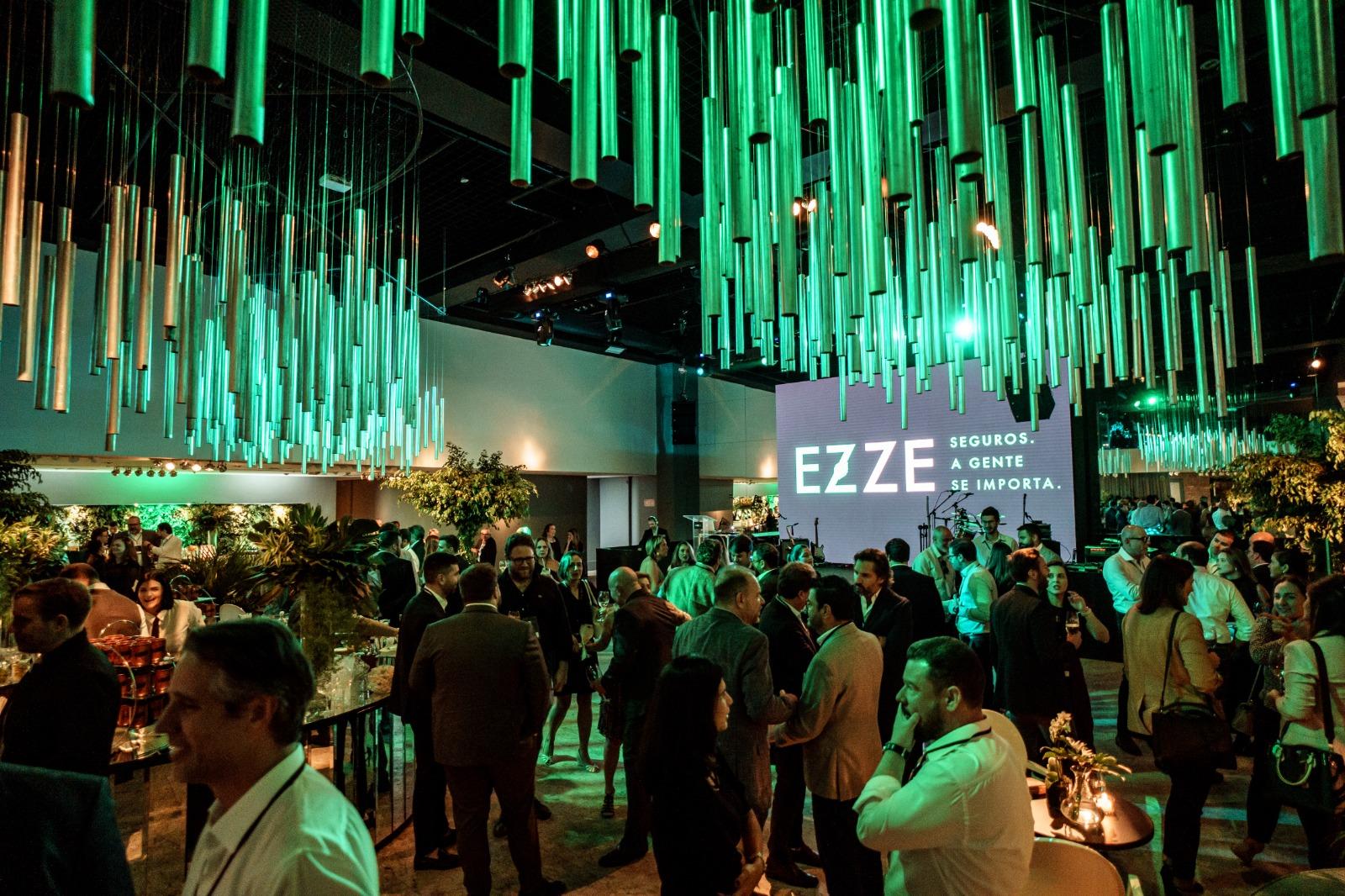 EZZE apresenta nova marca em grande encontro com corretores de seguros