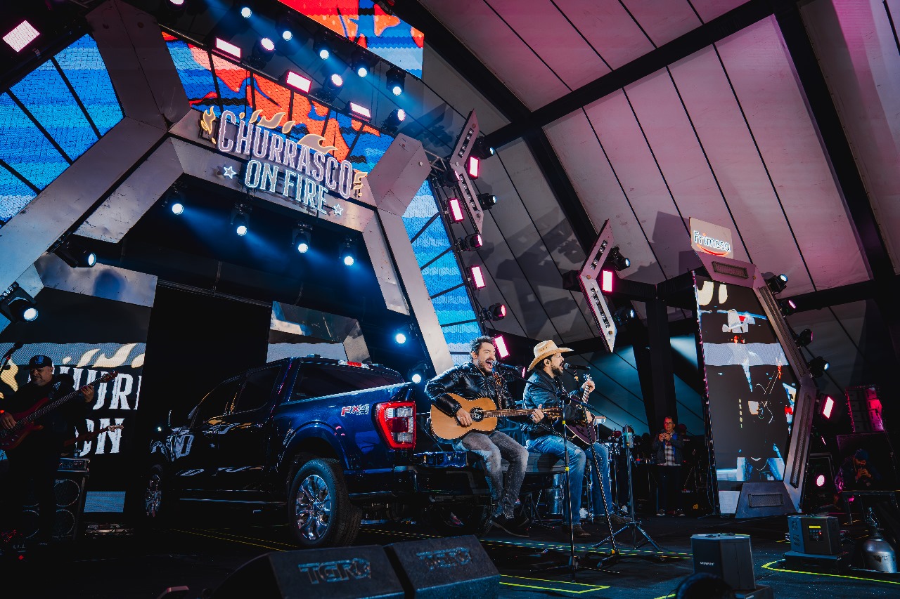 Em ação especial com a Ford, Fernando e Sorocaba dirigem um Mustang GT ...